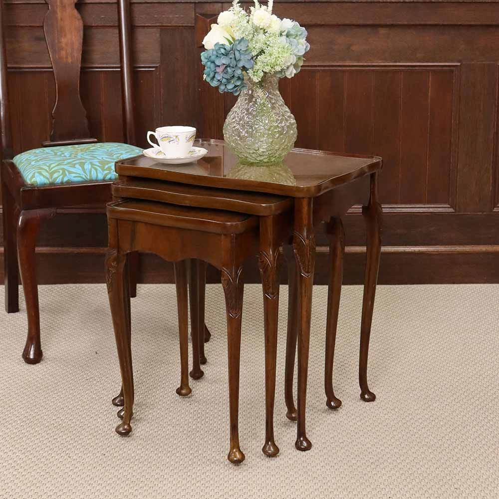 曲線とガラスが奏でる上品さ♪ ネストテーブル HV1-SO1-044 – アンティーク家具と雑貨の店 ビクトリアンクラフト