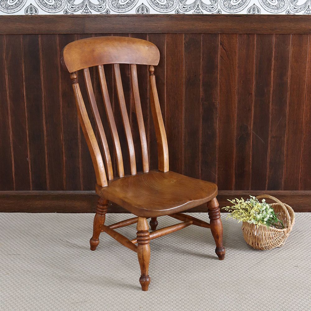 短い脚がチャームポイント♪ ローチェア VC107-049 – アンティーク家具と雑貨の店 ビクトリアンクラフト