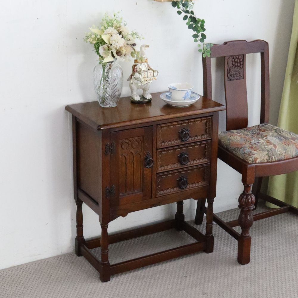 人気のスモールサイズ♪ スモールキャビネット VC107-066 – アンティーク家具と雑貨の店 ビクトリアンクラフト