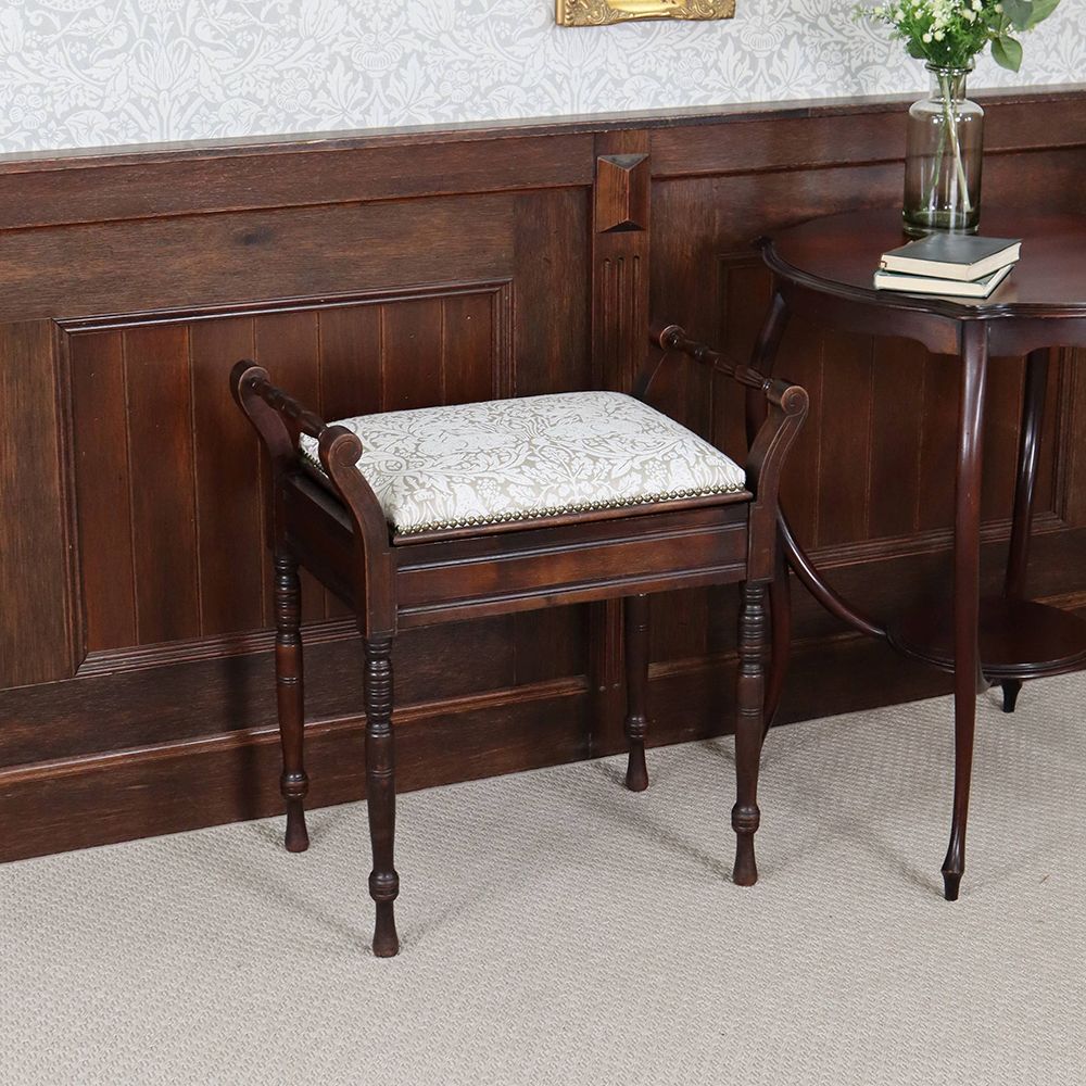 小物入れにもなっちゃう♪ ピアノスツール VC109-158MORRIS – アンティーク家具と雑貨の店 ビクトリアンクラフト