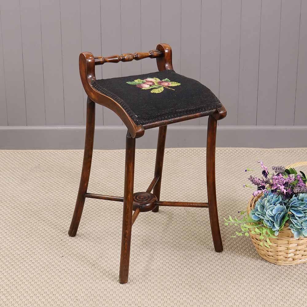 座面は手刺繍です♪ チェロスツール VC113-145 – アンティーク家具と雑貨の店 ビクトリアンクラフト