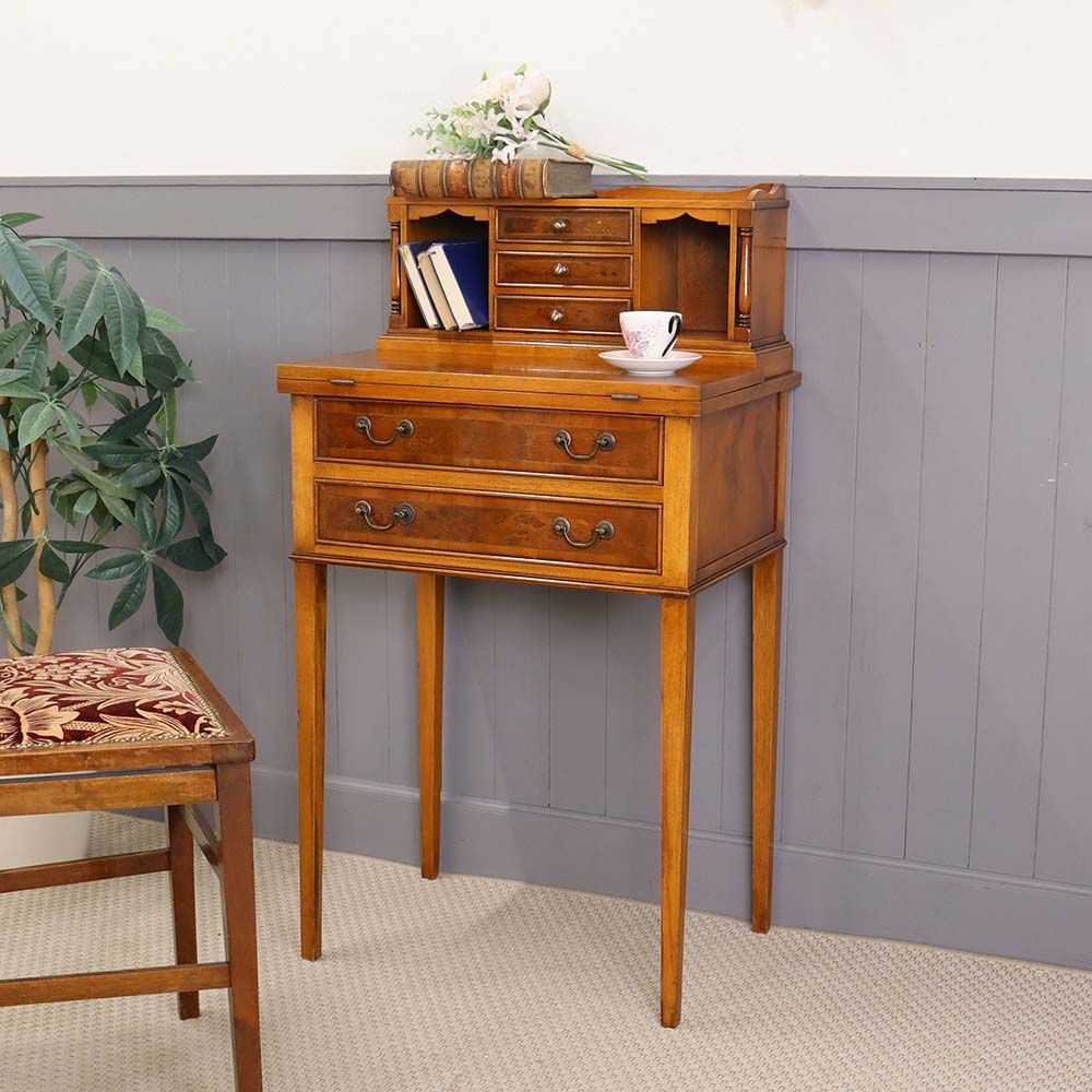 艶やかな飴色に気品♪ レディスデスク VC113-279 – アンティーク家具と雑貨の店 ビクトリアンクラフト